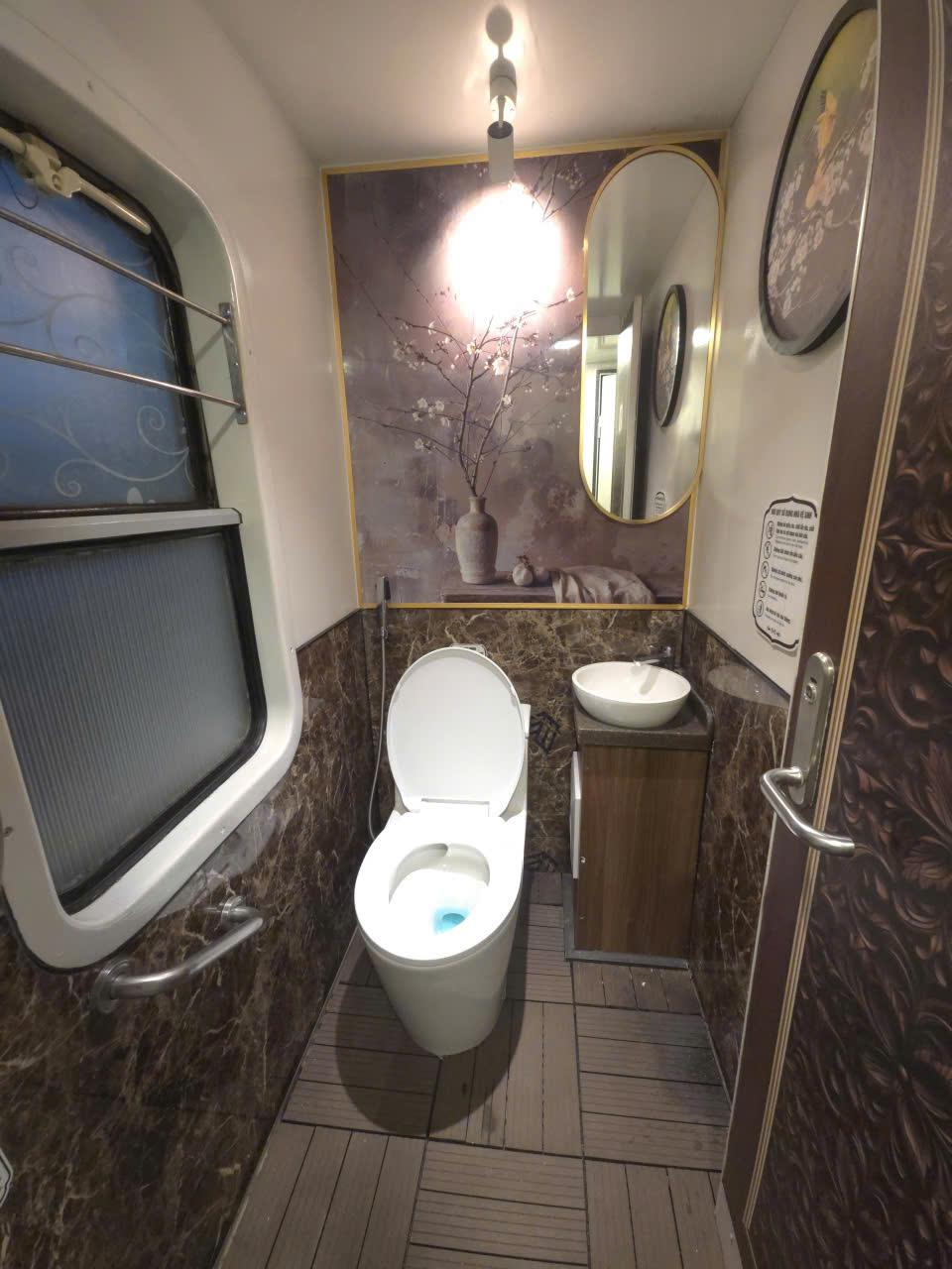 Da Nang - Sai Gon on SE1 (12h27 - 5h45)