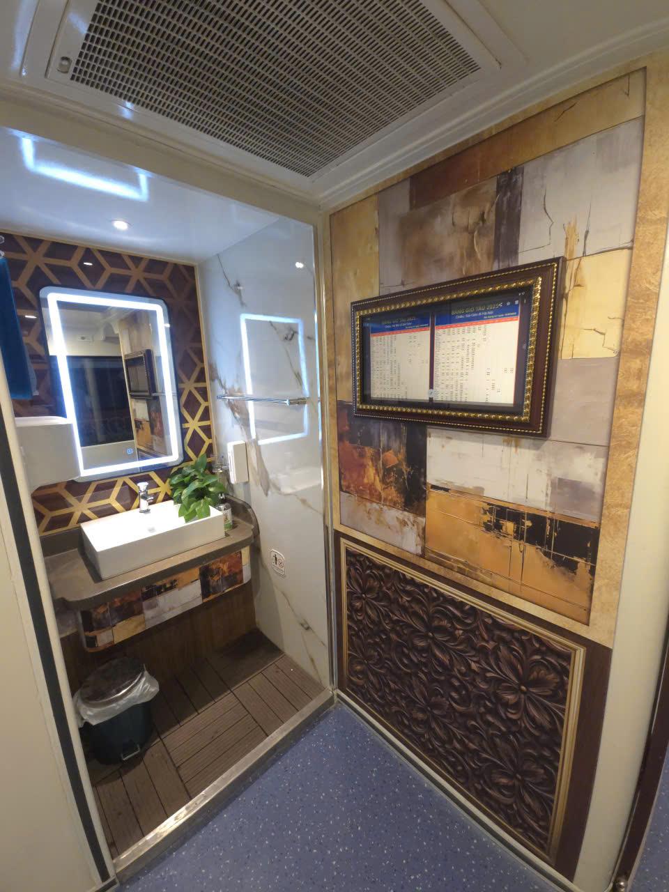 Da Nang - Sai Gon on SE1 (12h27 - 5h45)